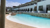 vue sur la piscine et les suites