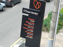 Entrada e localização ótima e bem sinalizada em uma rua no centro mais de fácil acesso tanto para chegar como sair