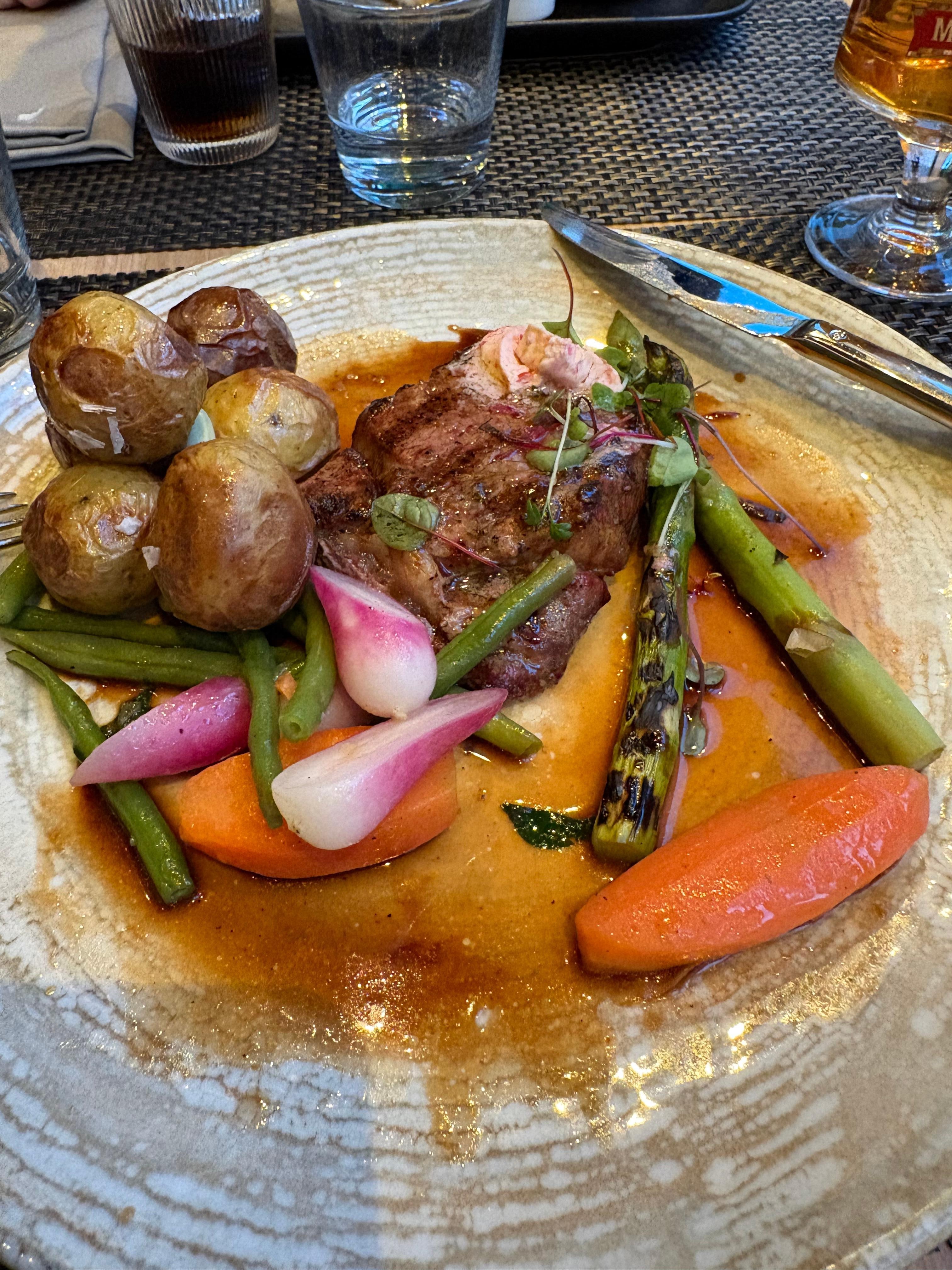 Otroligt god mat i matsalen.