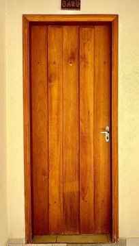Porta de um dos quartos da pousada.