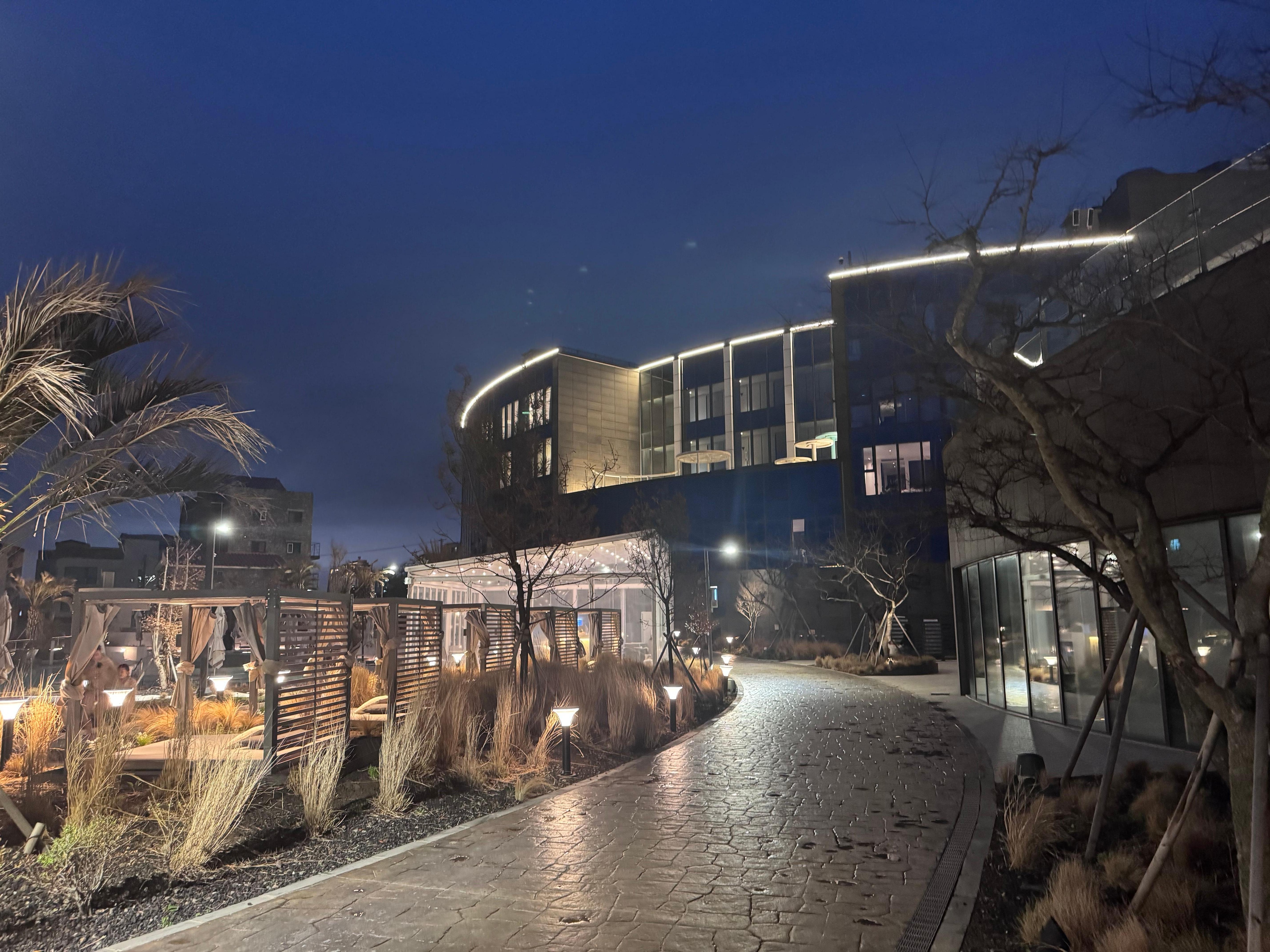 수영장근처 야경