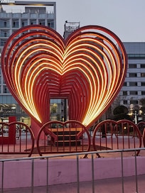 호텔앞에 조형물