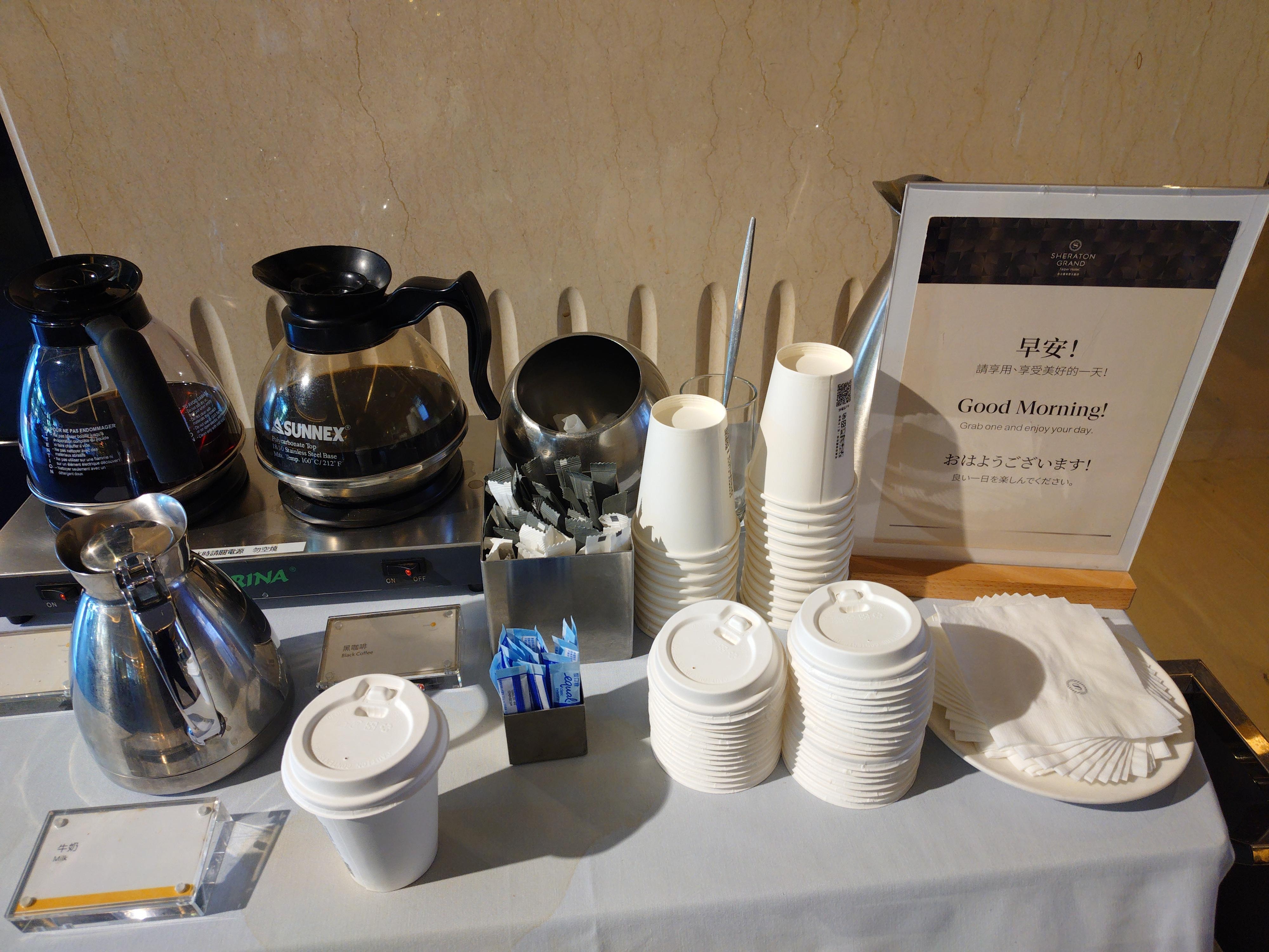 朝食時間のロビーにてサービス