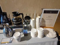 朝食時間のロビーにてサービス