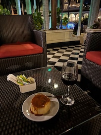 Flan de leche and vino!