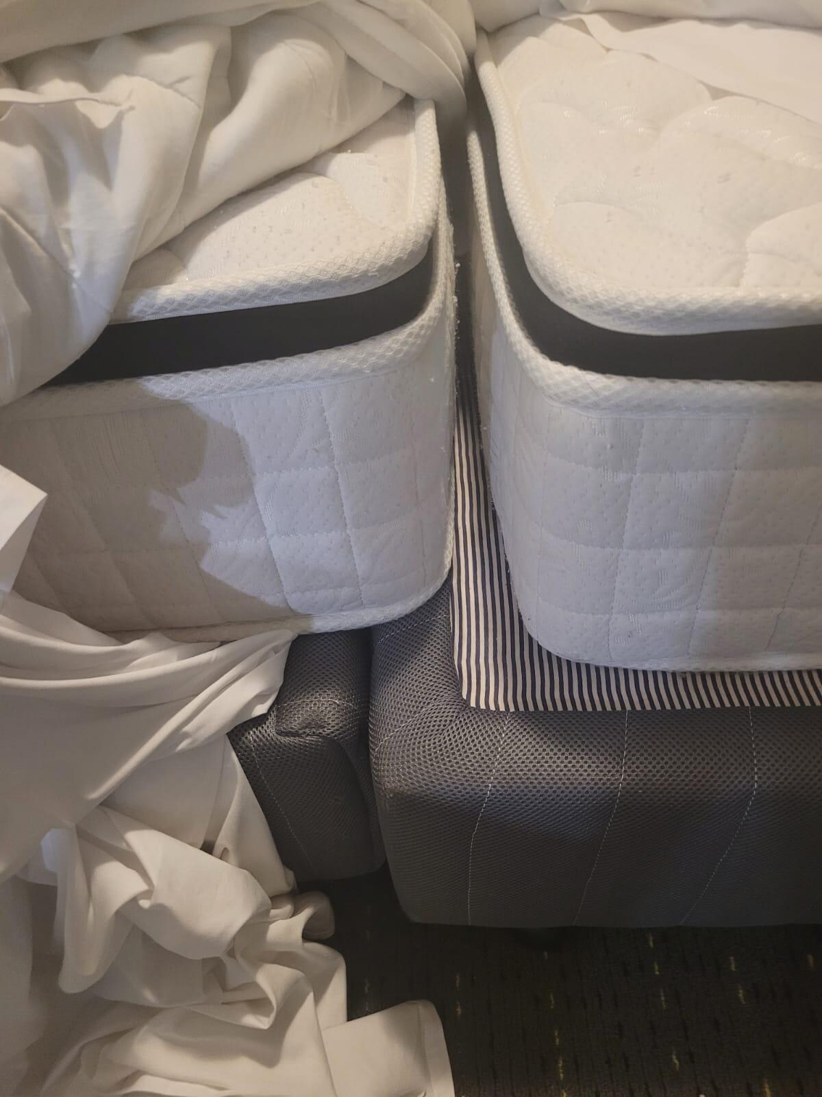 False adverting: 2 beds pushed together to form a queen