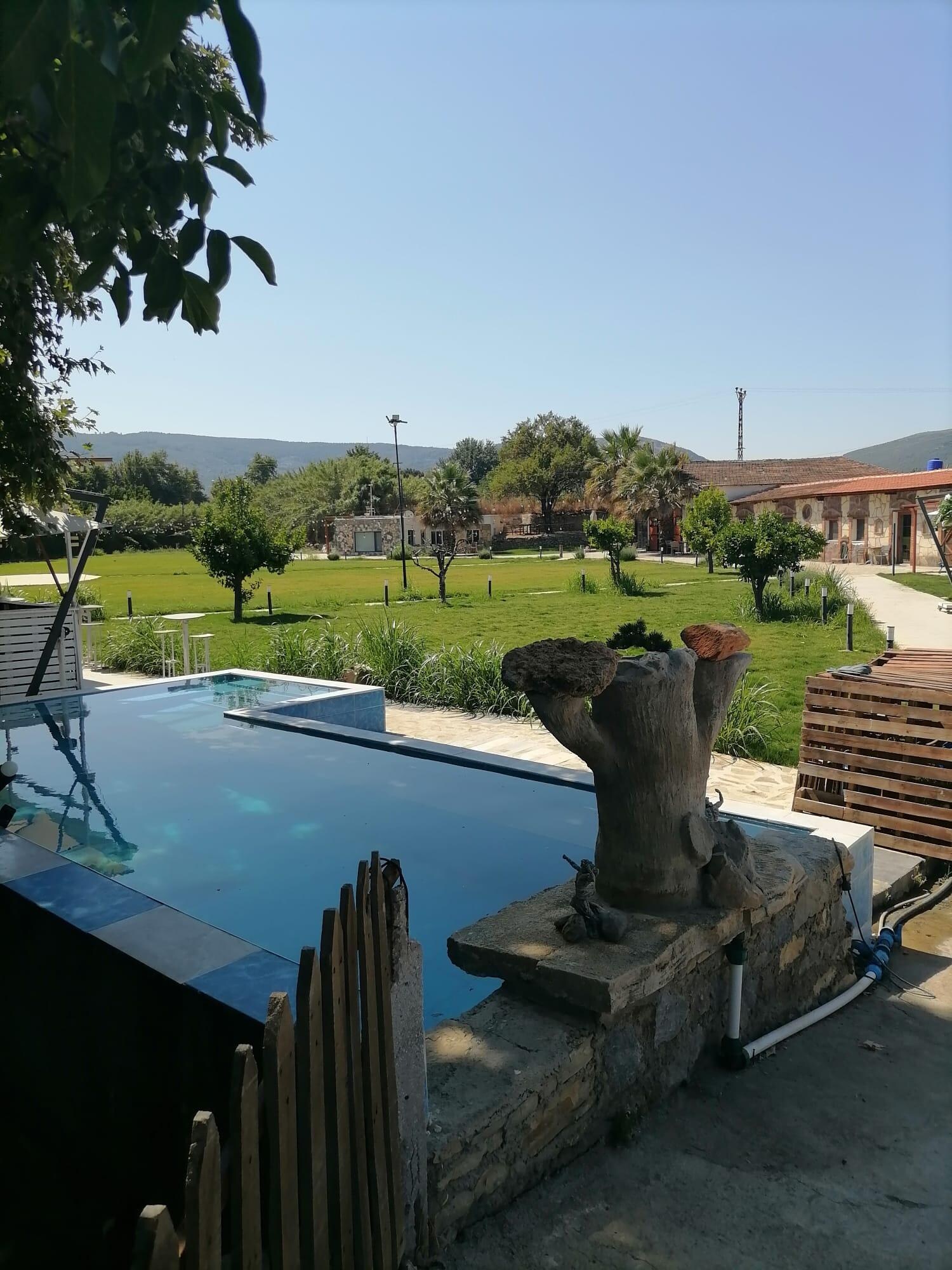 Havuz, bahçe ve odalar