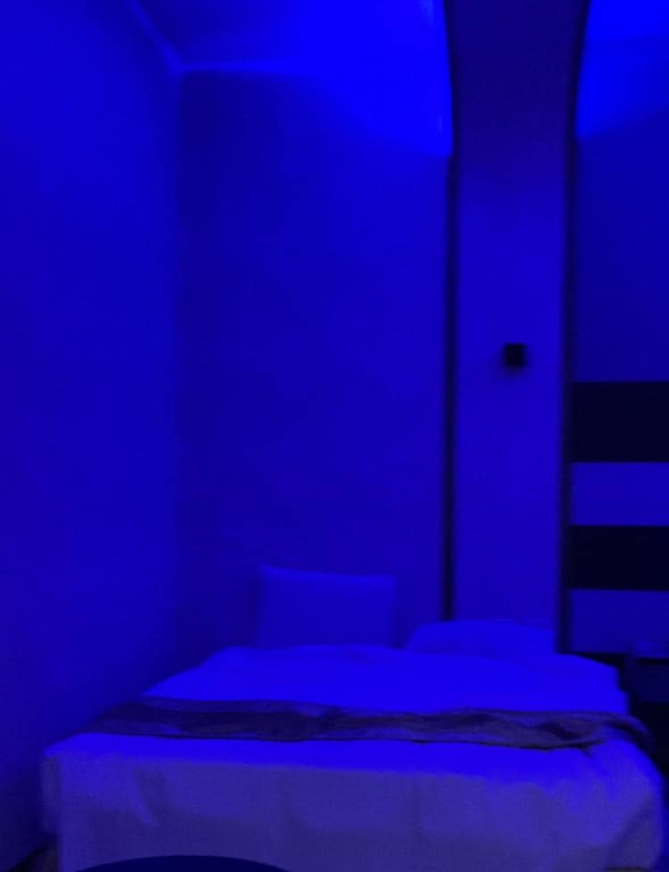 加大床睡的很舒服燈光氛圍佳