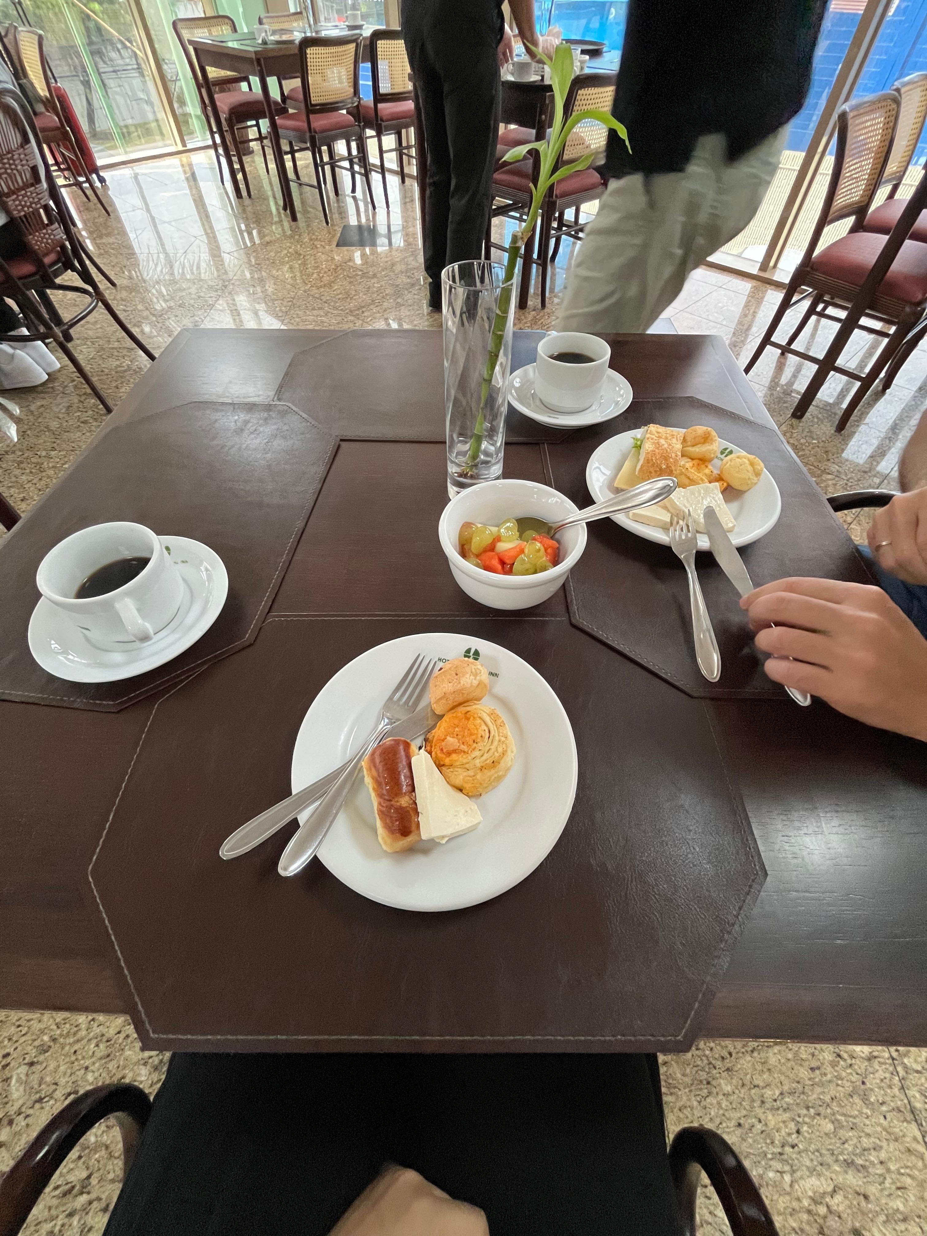 Café da manhã diverso e delicioso.