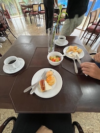 Café da manhã diverso e delicioso.
