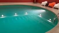 Piscina com limpeza inadequada