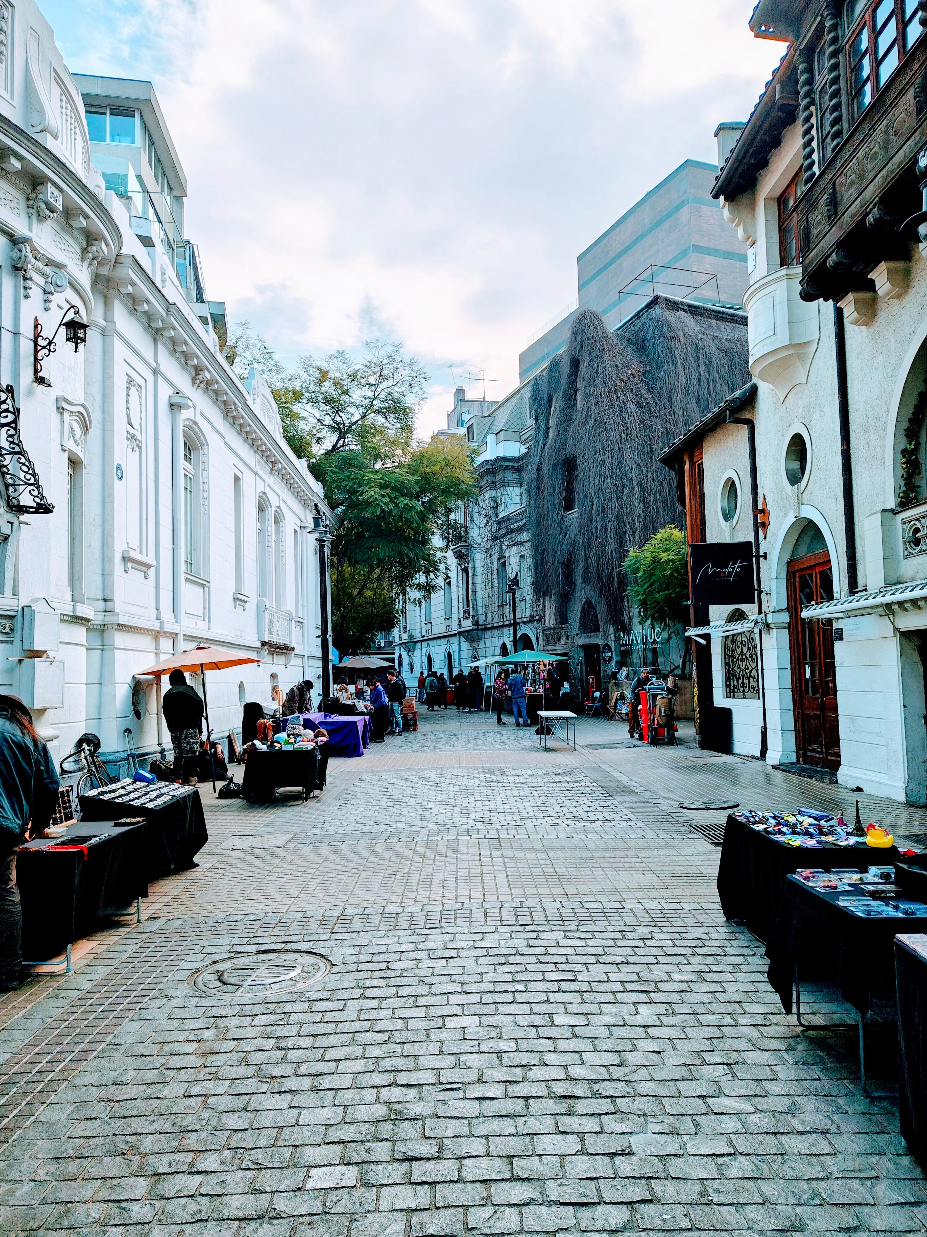 Rua em frente ao hotel 