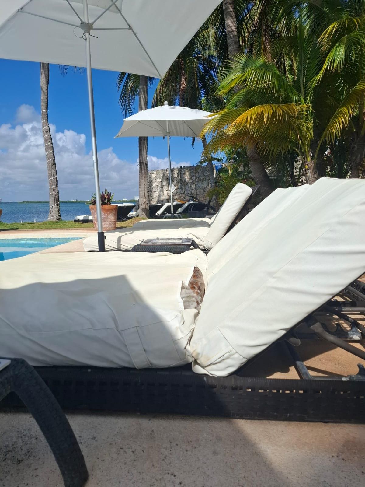 Espreguiçadeira na piscina