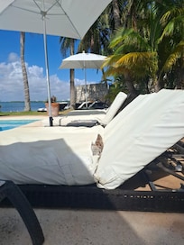 Espreguiçadeira na piscina