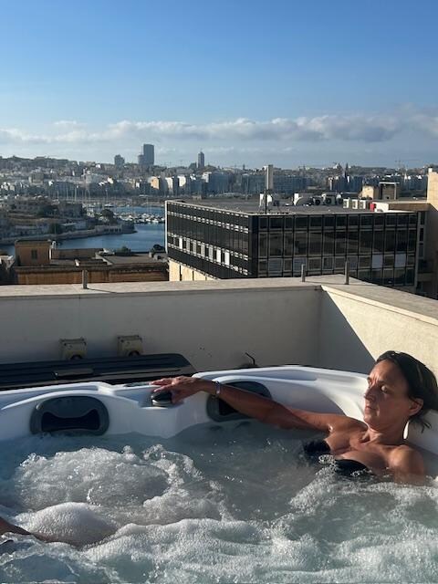  Free Jacuzzi