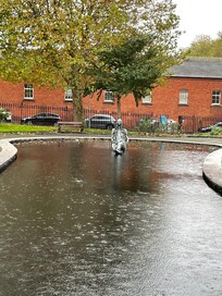 Park over på den anden side af hotellet