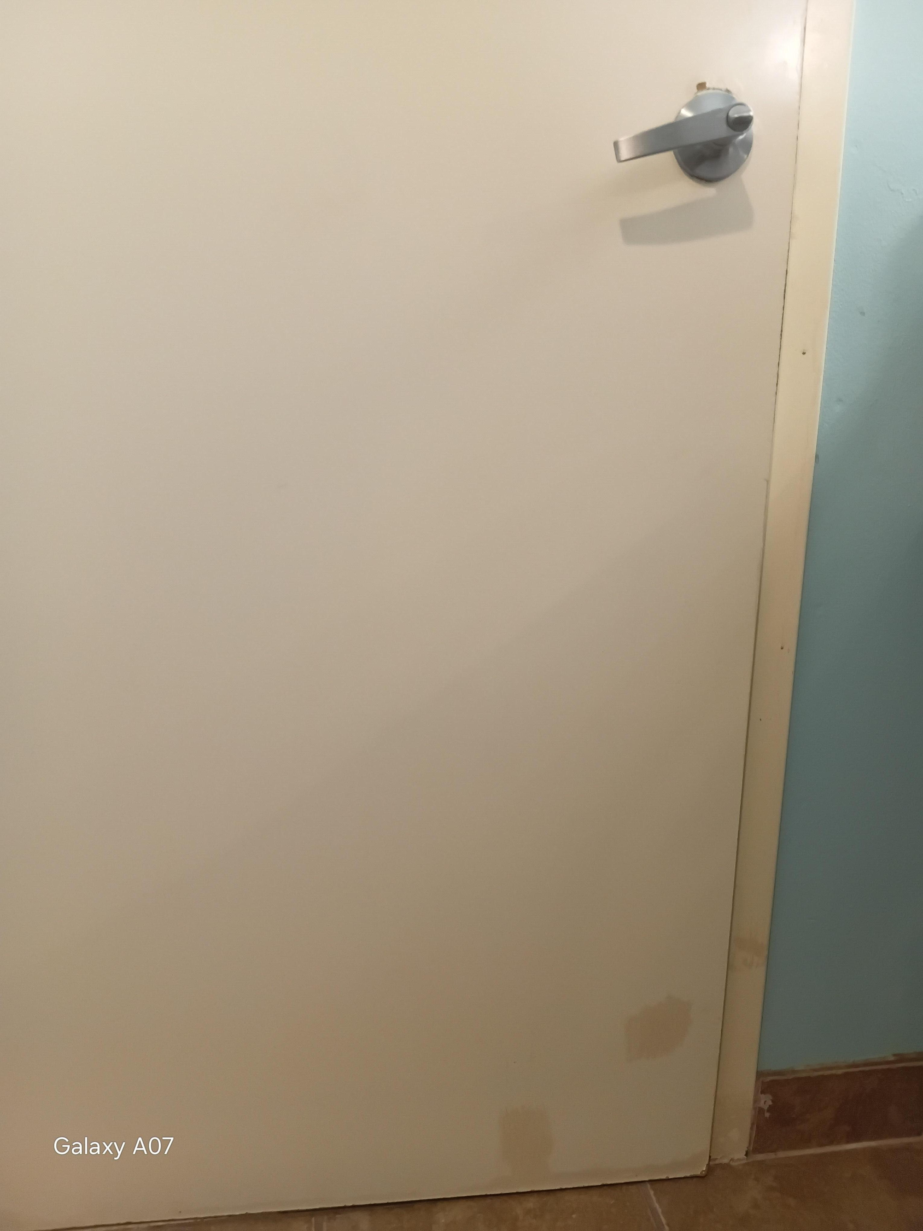 Room to the bathroom didn’t close and needs fixing