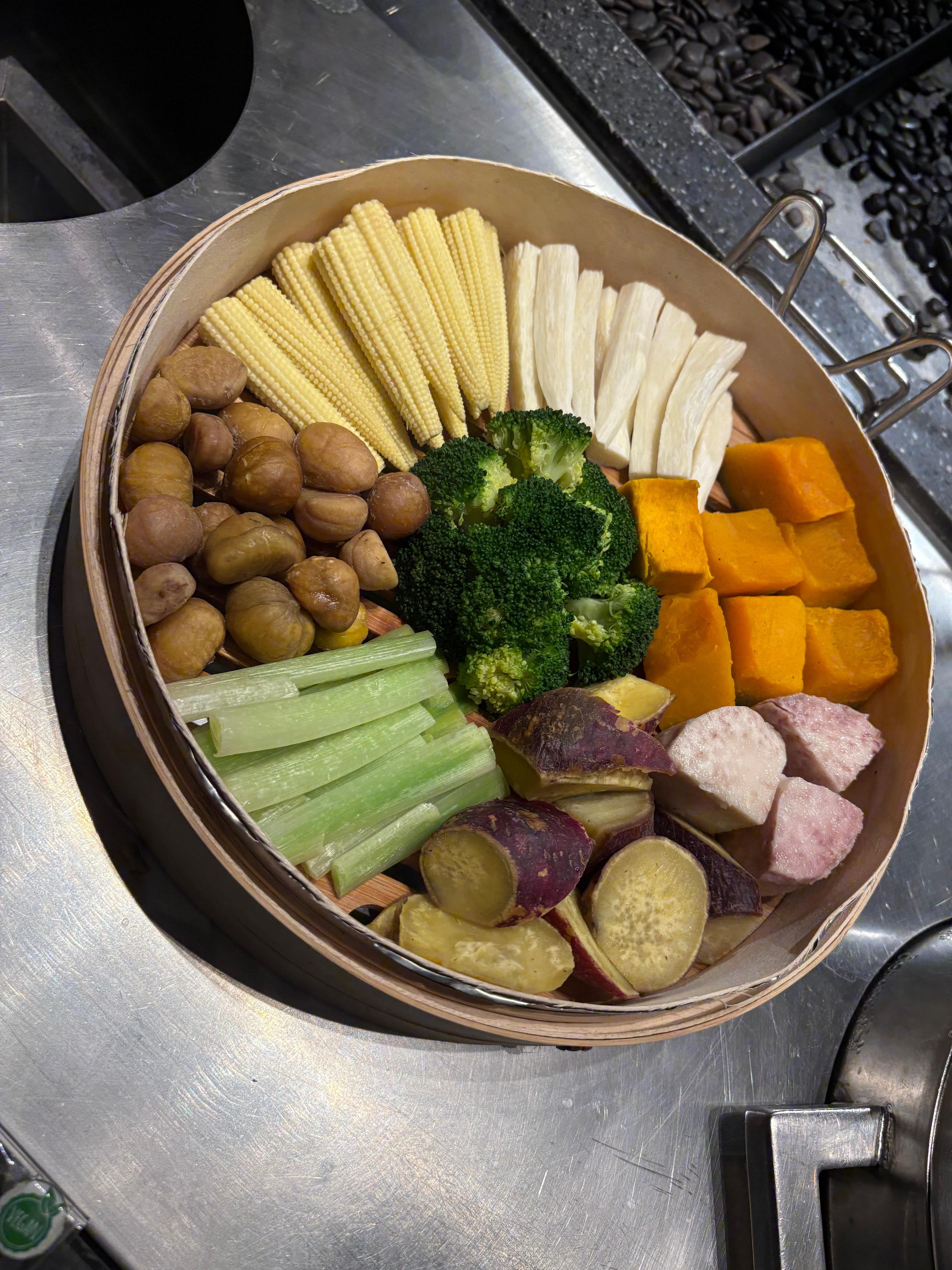 能有蒸的綜合蔬菜也太棒了，很健康清淡的選擇