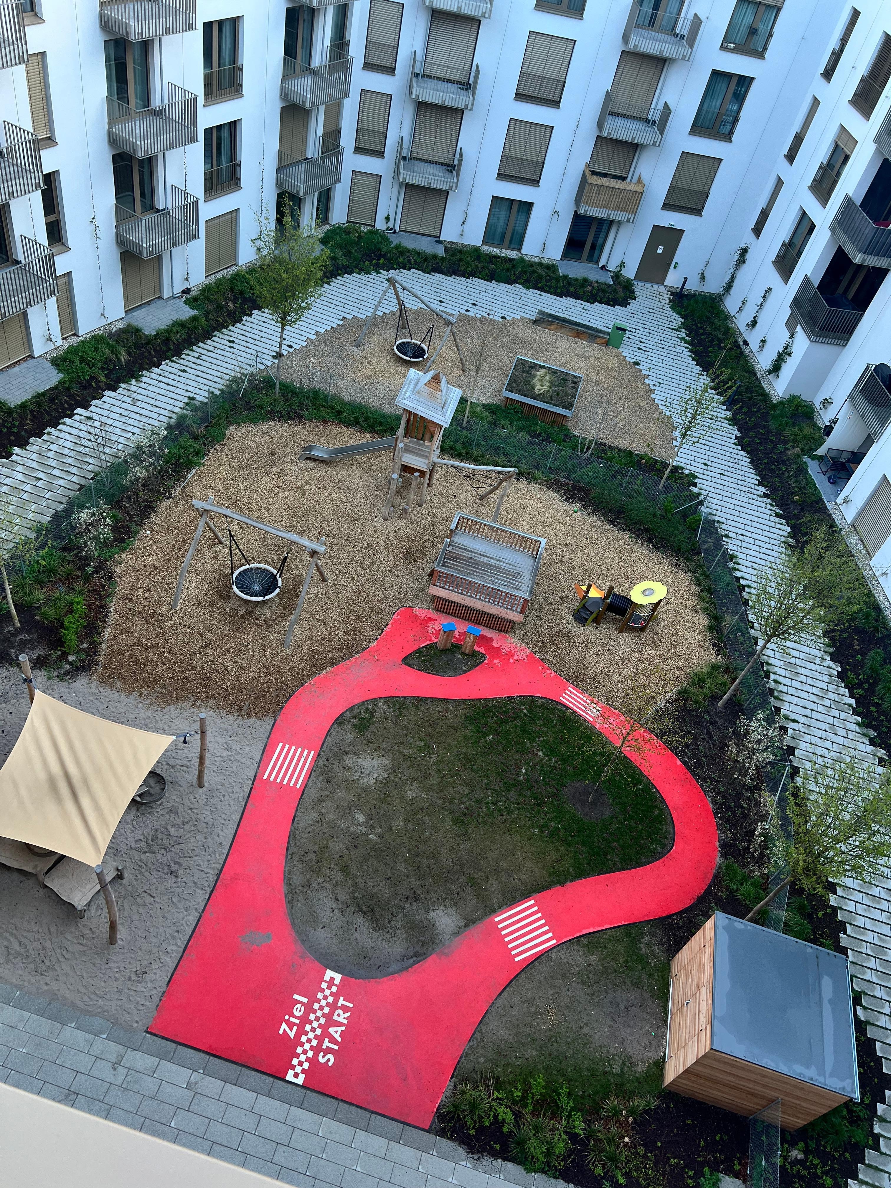 Zimmer Sicht zu Innenhof. 