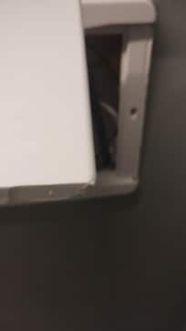 Tampa de caixa de distribuição quebrada