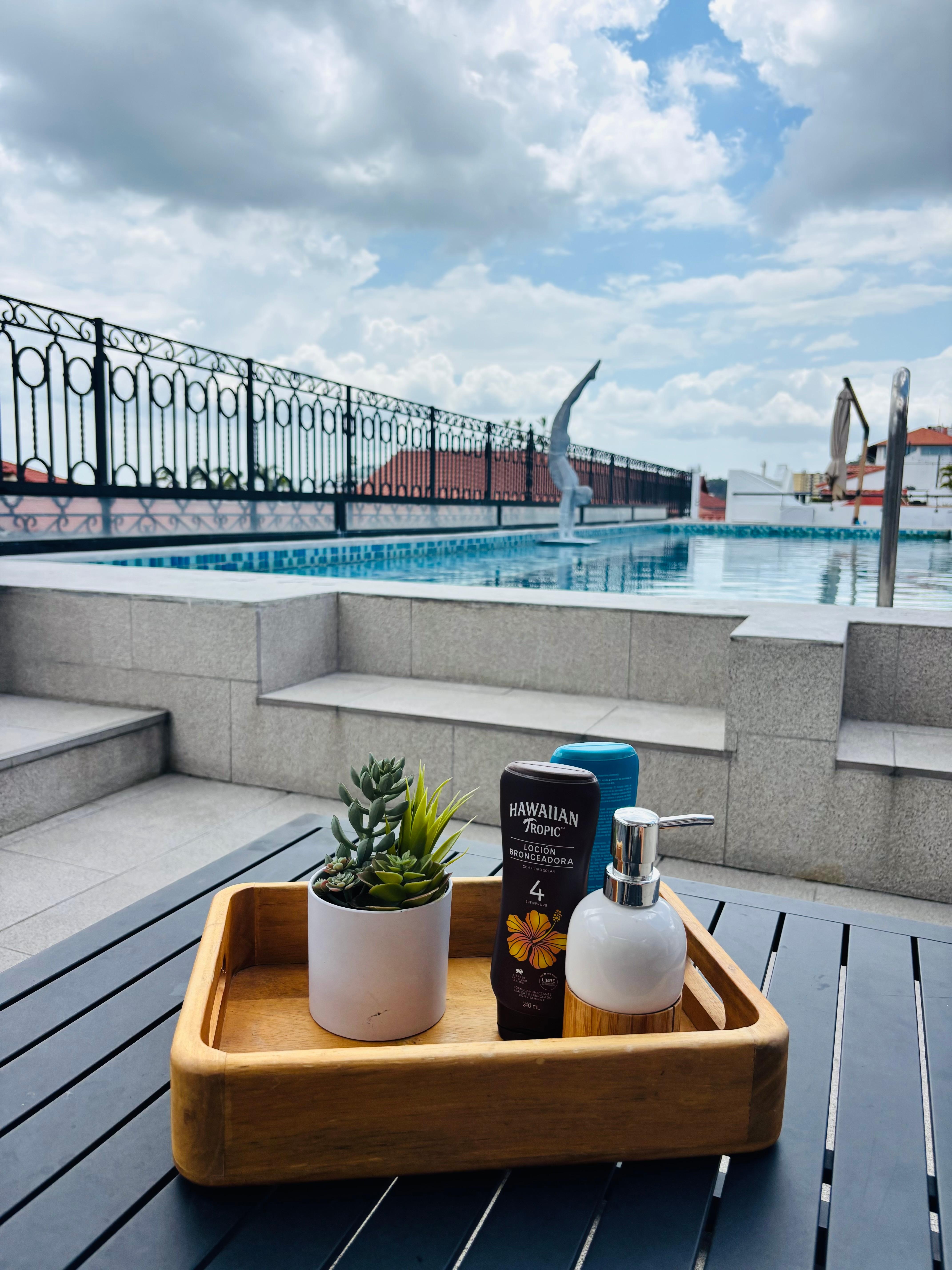 Poolside amenities 