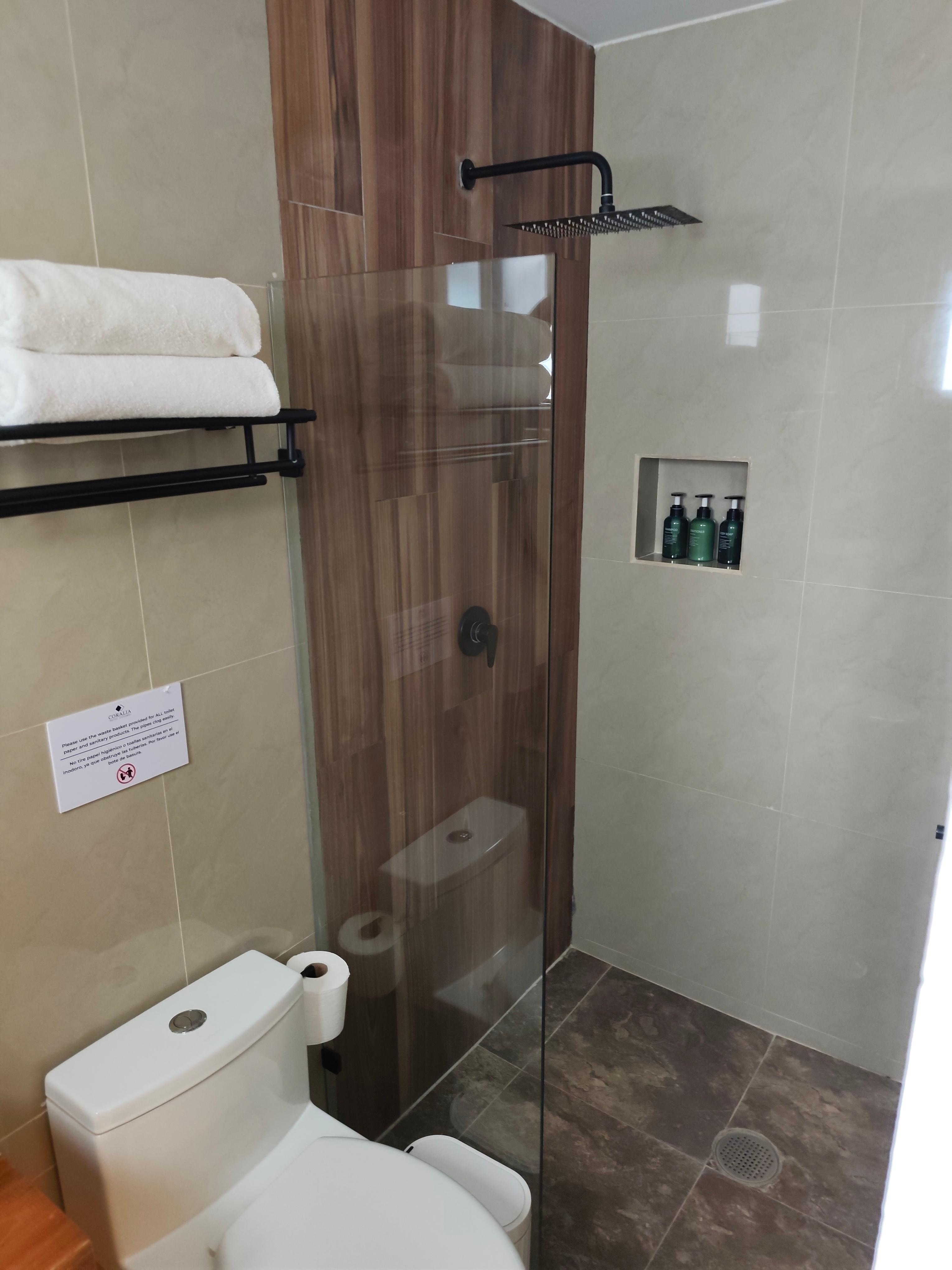 Nice shower w lots of hot water 