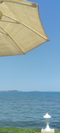 Deniz dalgalı değil ise inanılmaz berrak, sığ bir yer. Odadan çıkıp yüzüyorsun bu çok güzel.