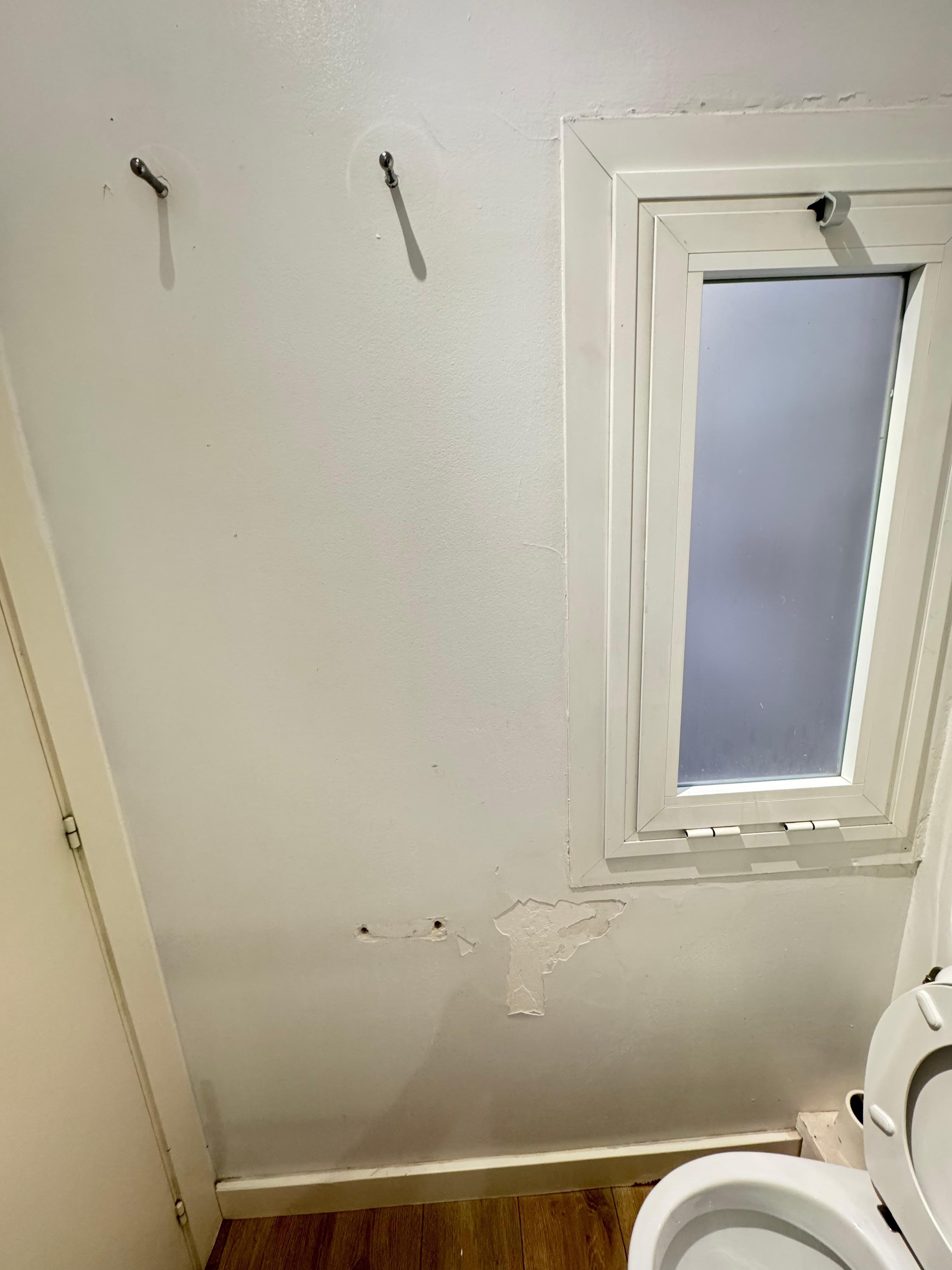 Banheiro com porta toalhas não funcional 