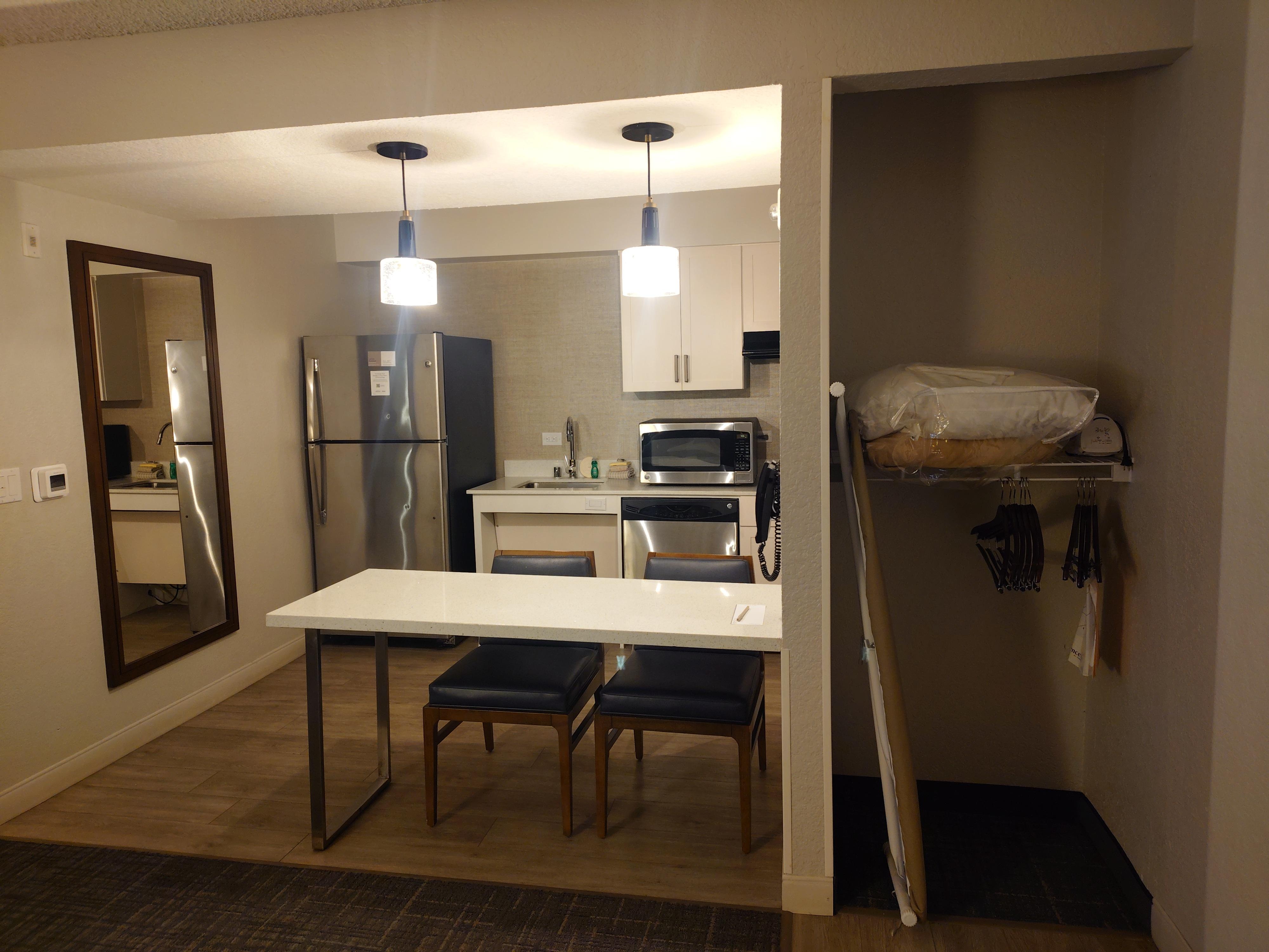 コーヒーメーカーが置いてあったが使われていない為に機械と機械専用のドリップ等が埃をかぶり汚れている。コーヒーメーカー付属の容器はが置かれていなかったので使えなかった。が、フロントにコーヒーサーバー(24H)が設置してあるので部屋には必要ない。