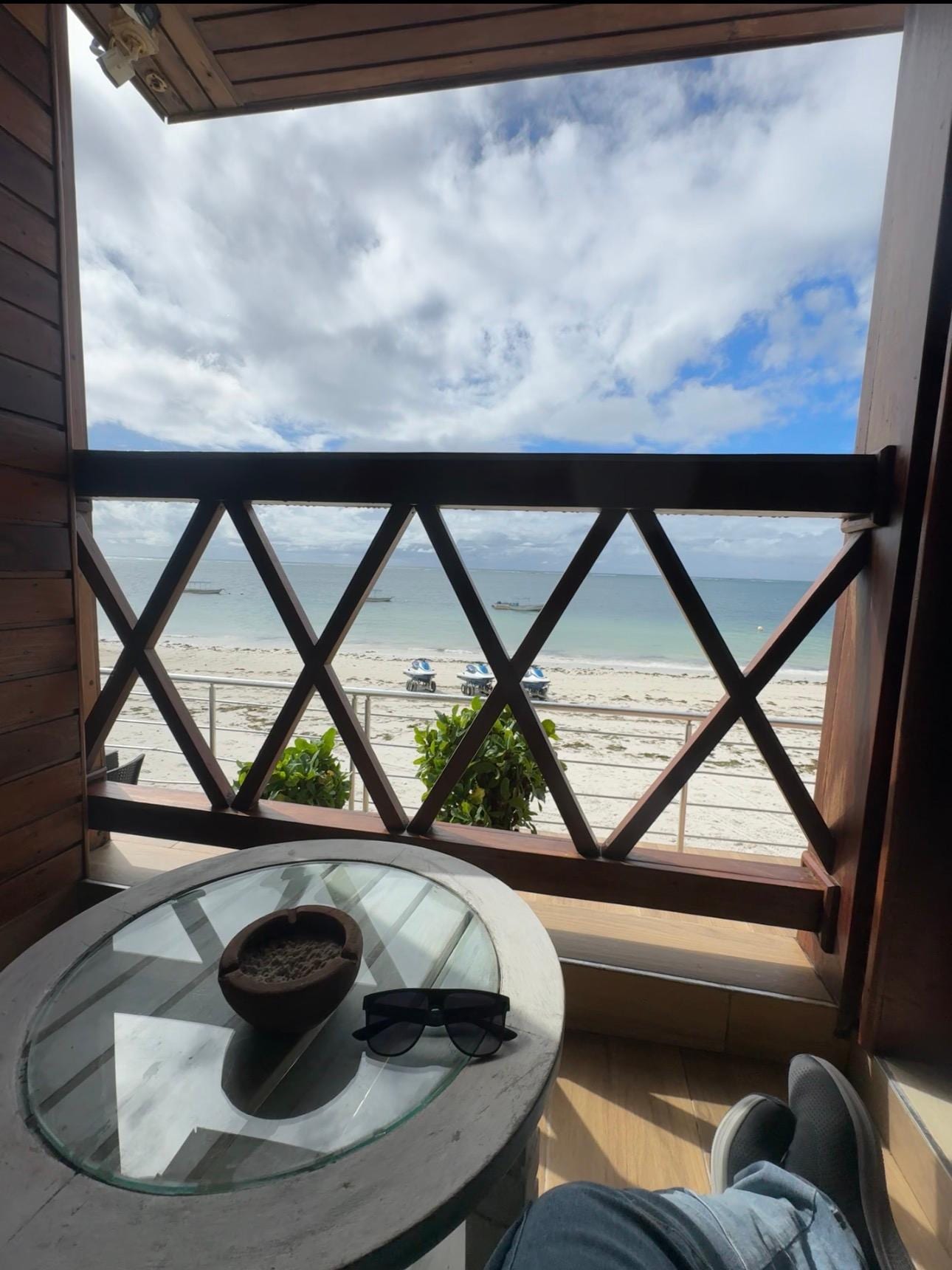 Balkon mit
Meerblick:
Wunderschöner Ausblick vom Balkon direkt auf den Strand und das Meer. Perfekt zum Entspannen  man kann die frische Meeresluft genießen und einfach abschalten.