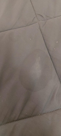 Couverture tachée à plusieurs endroits