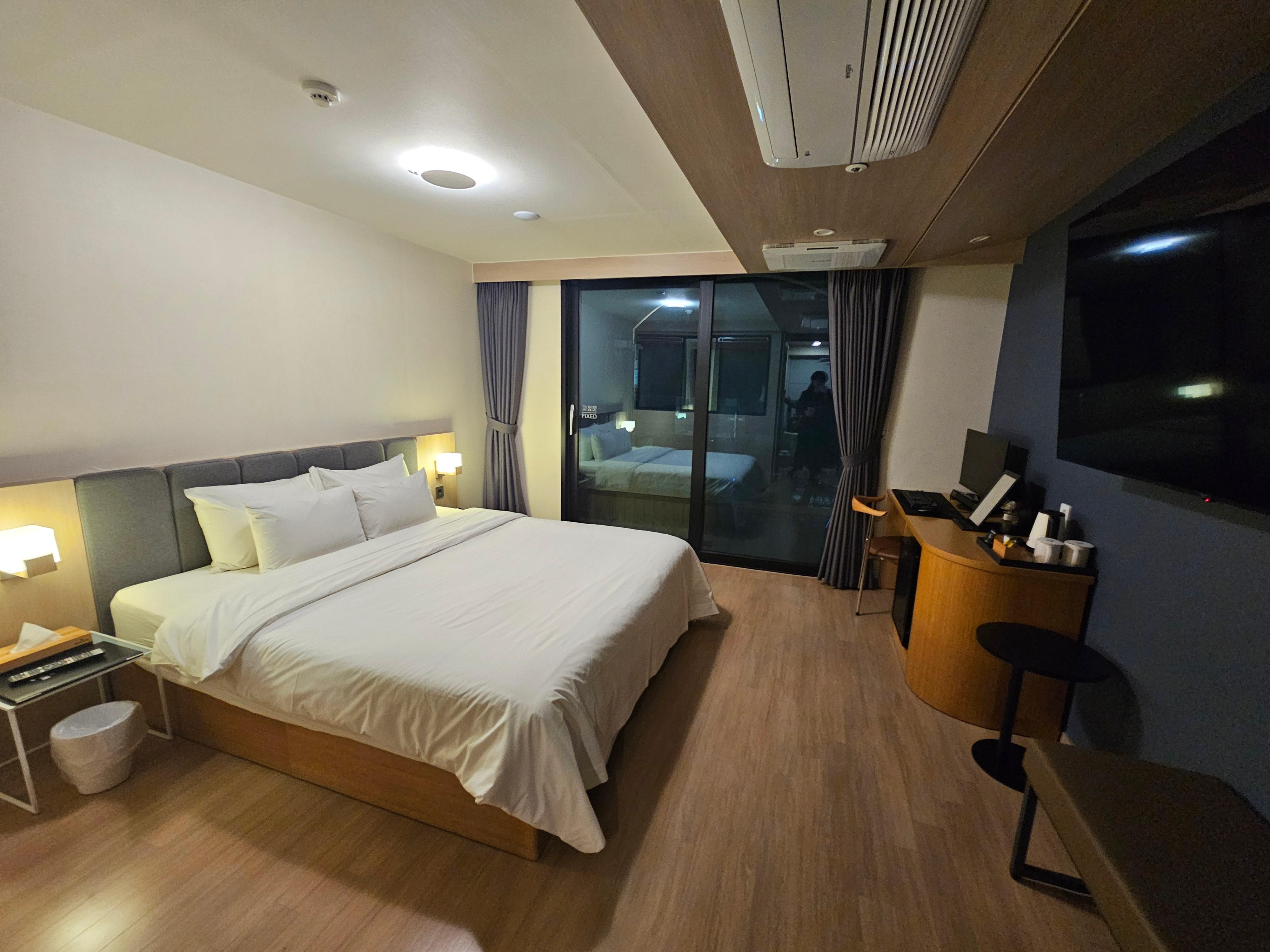 디럭스더블. 침대시트가 좀 꿉꿉함. 천장 에어컨난방 이용불가.
전체 바닥난방. 온도가 낮아 자는데 추웠음