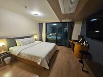 디럭스더블. 침대시트가 좀 꿉꿉함. 천장 에어컨난방 이용불가.
전체 바닥난방. 온도가 낮아 자는데 추웠음