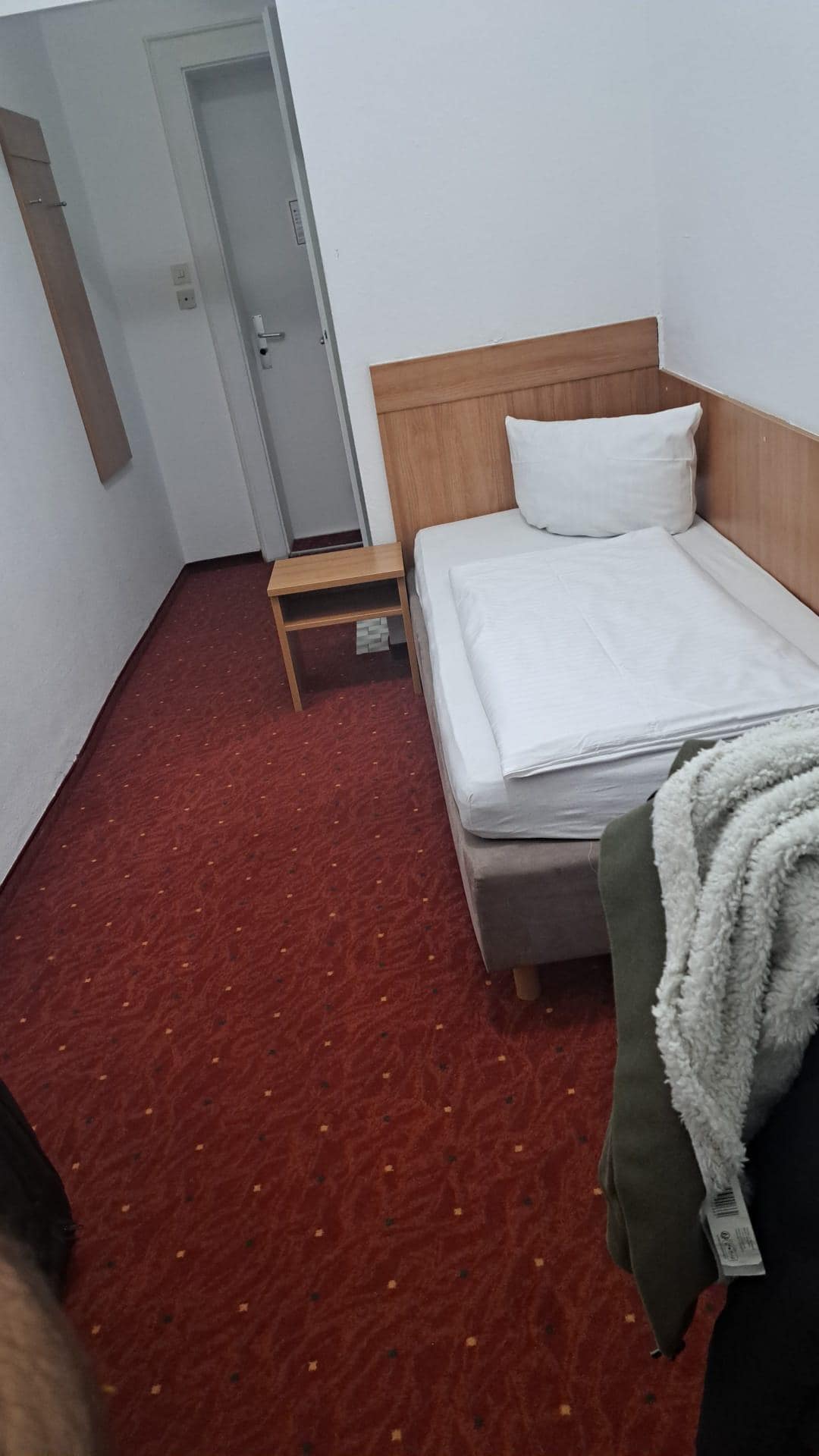 Lit, moquette, couloir, tout etait très sale.