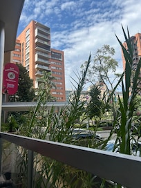Tienes la opción de desayunar en una linda terraza.
