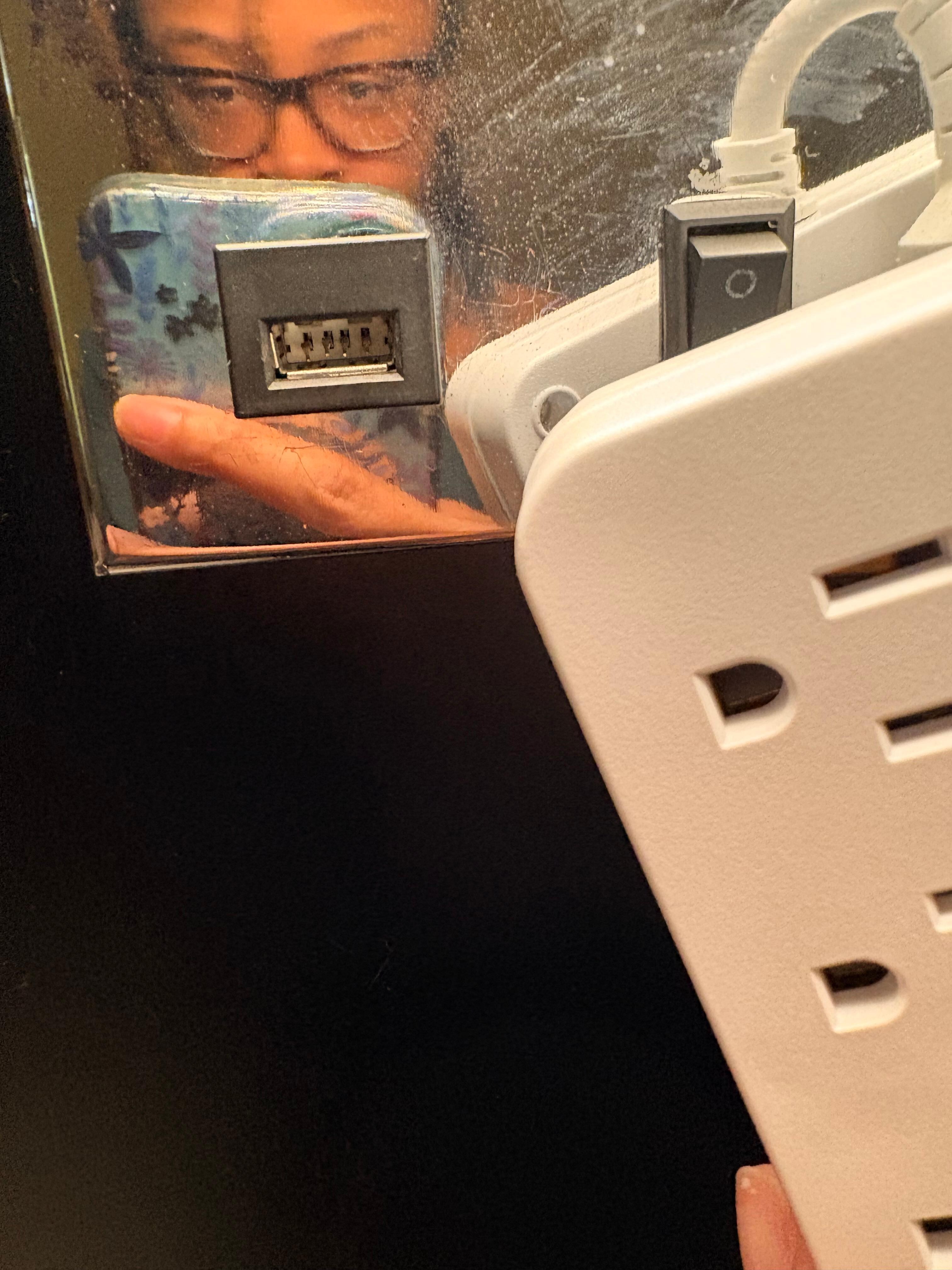 Charging port on the nightstand light broken and doesn’t work, the other nightstand light didn’t work at all neither did any of the charging ports on it. 