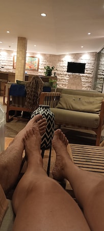 Área social da piscina bem aconchegante