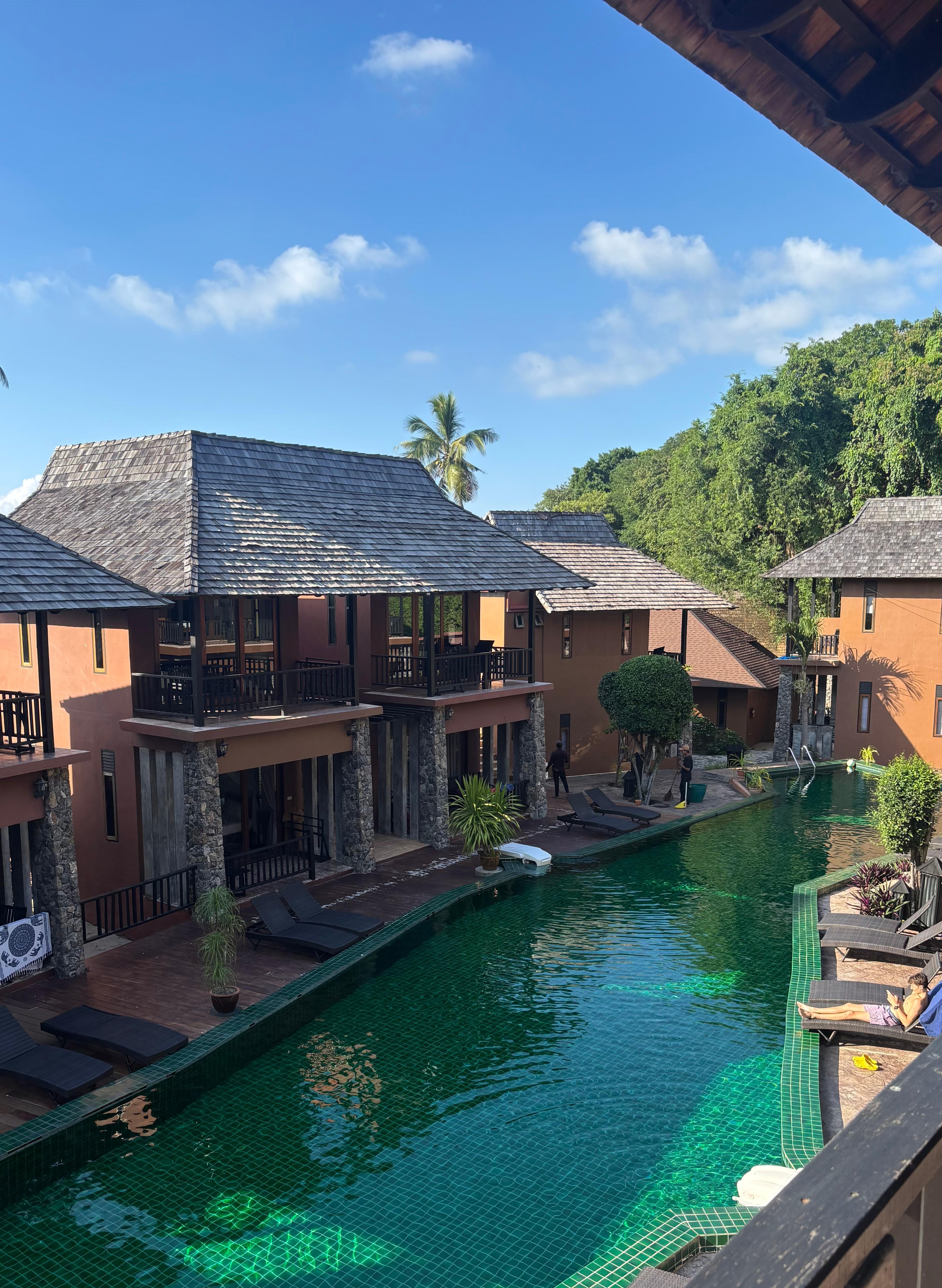 Bassenget på dagtid. 