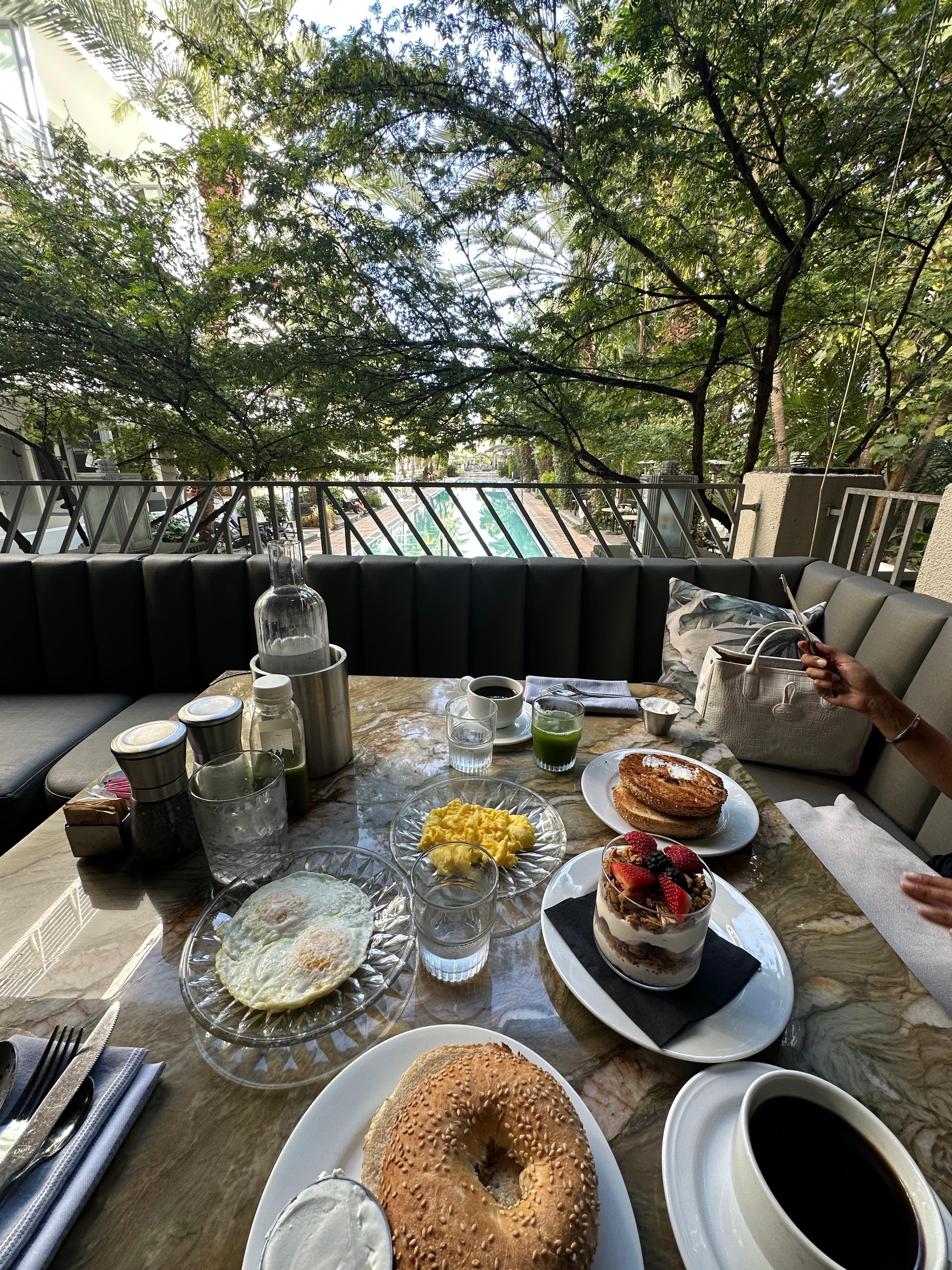 Café da manhã pago à parte 