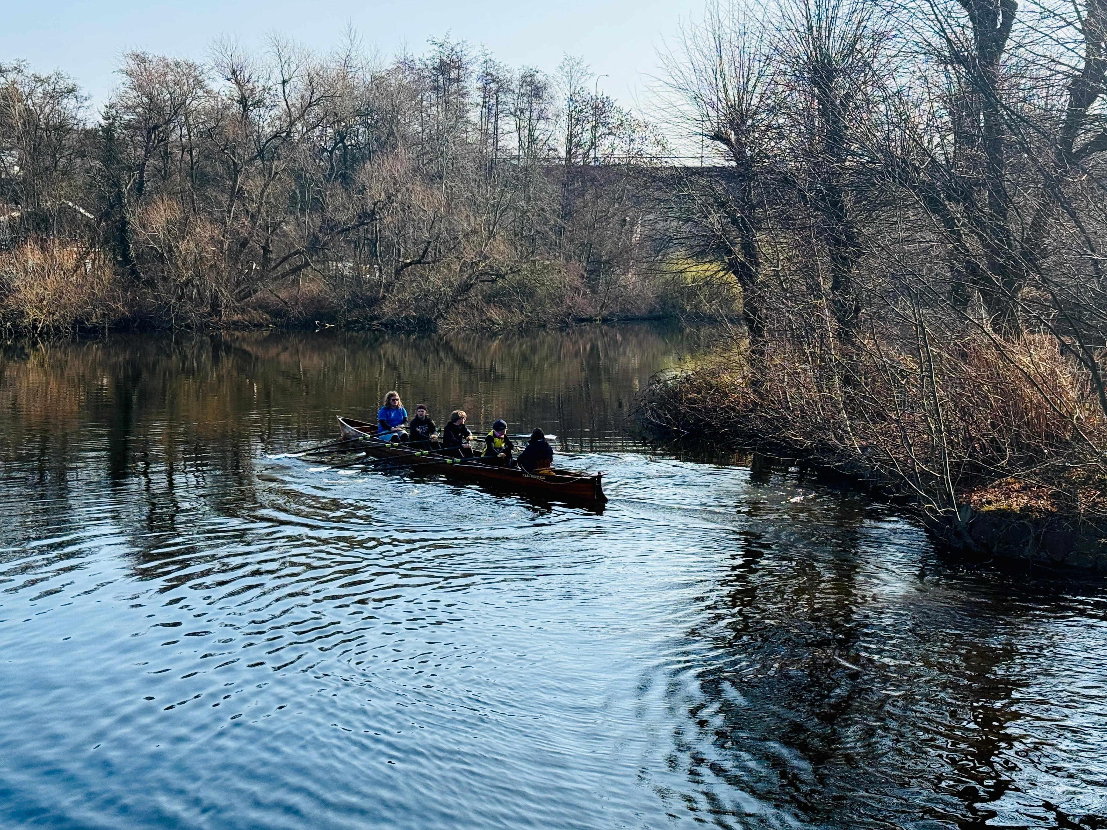 Nydelig turvei langs elven