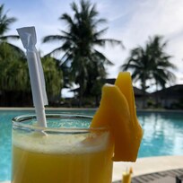 Färsk fruktjuice vid poolen