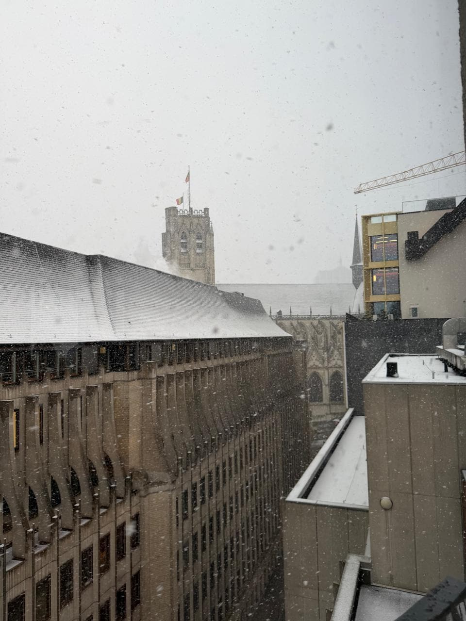 Vista do quarto, dá para ver a Catedral de São Miguel e Santa Gudula