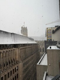 Vista do quarto, dá para ver a Catedral de São Miguel e Santa Gudula