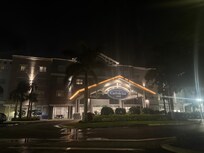 Entrada do hotel… estacionamento gratuito