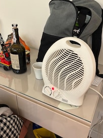 Ar frio não funciona. Forneceram esse ventilados de 25cm para refrigerar o quarto. Absurdo !