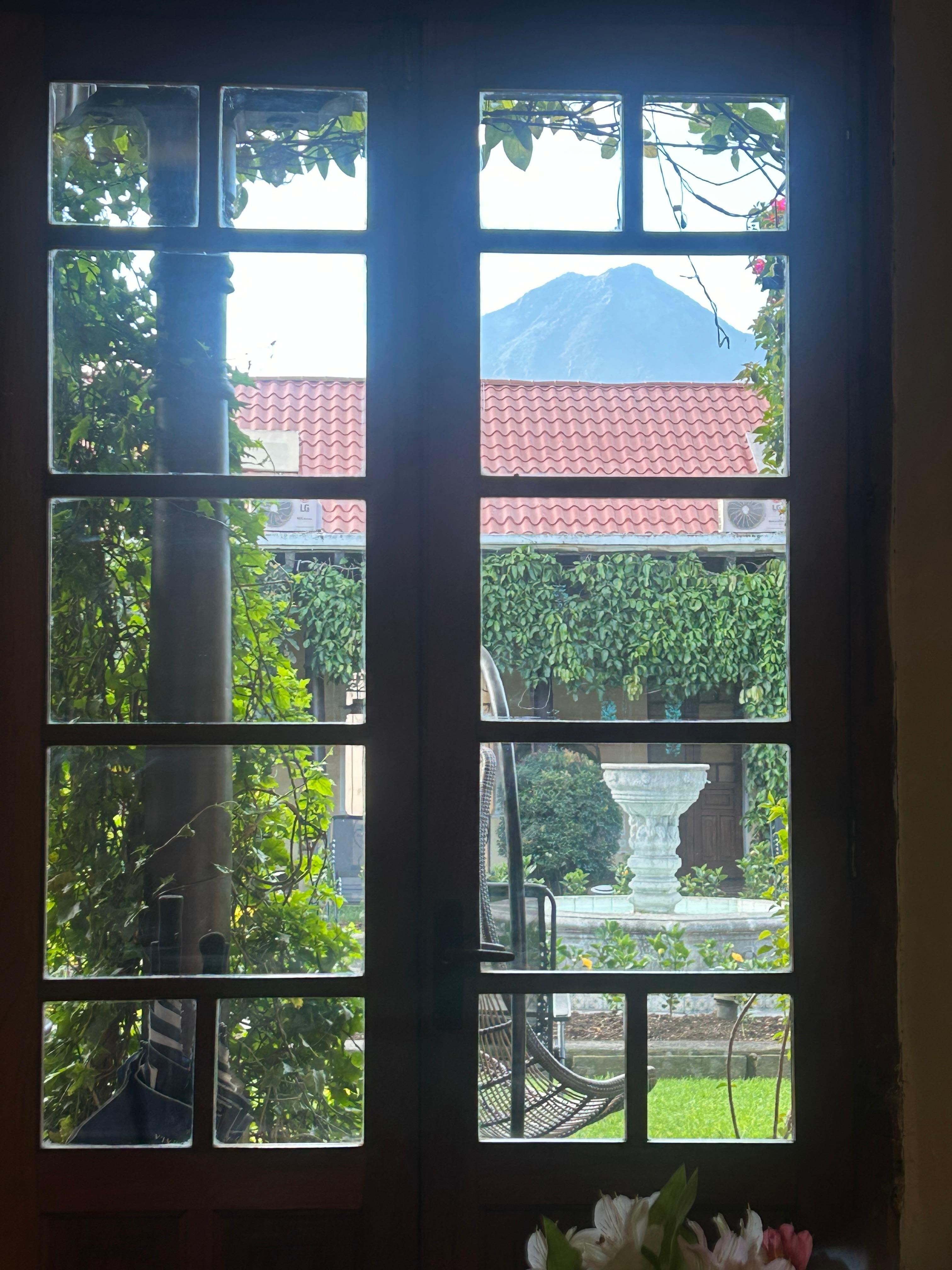 De dentro do salão de café da manhã da pra ver o vulcão de água 