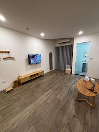 房間非常寬敞,還有一張四人餐桌
冰箱是公用的在房門外