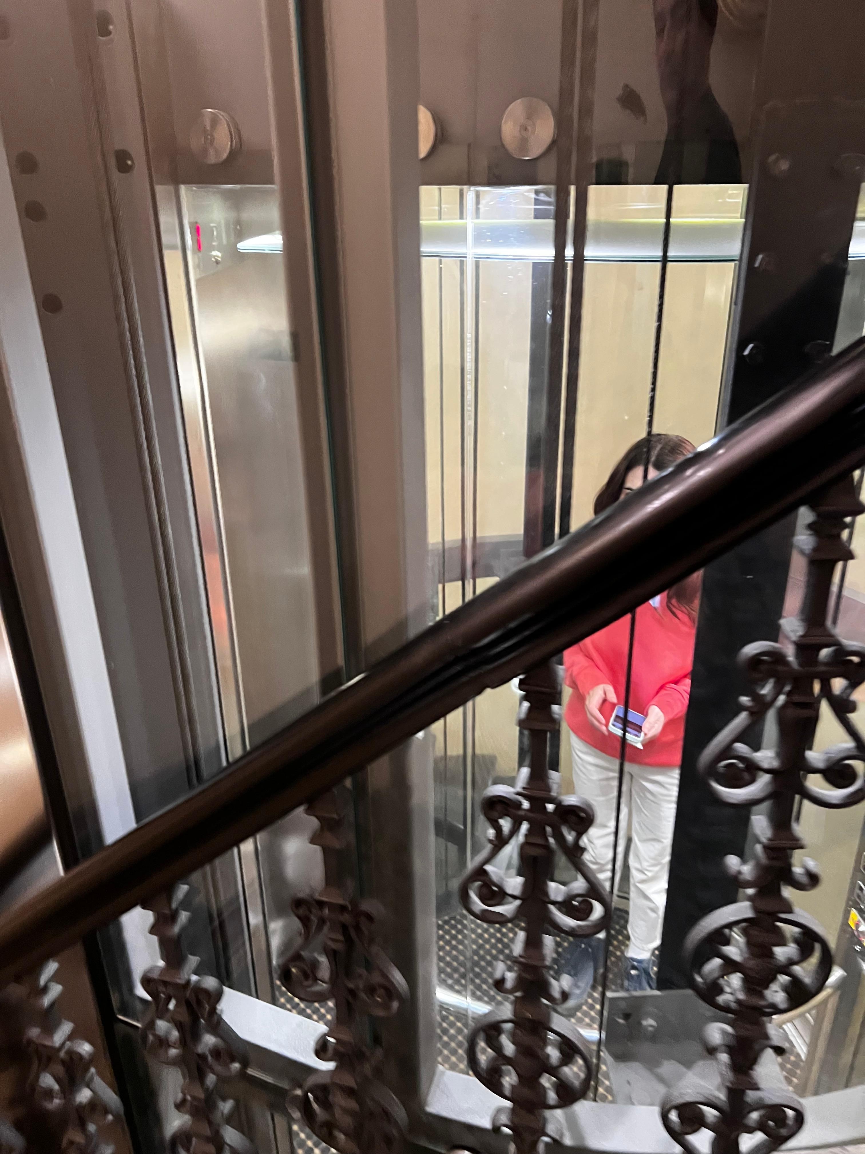 Asansör bu eski yapılarda ender görülüyor. Aksi halde, üst katlara valiz taşımak zorunda kalabilirsiniz 