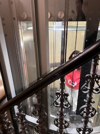 Asansör bu eski yapılarda ender görülüyor. Aksi halde, üst katlara valiz taşımak zorunda kalabilirsiniz