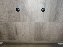Une des commodes dans notre chambre qui n’avait plus de bouton (l’autre commode était dans le même état)